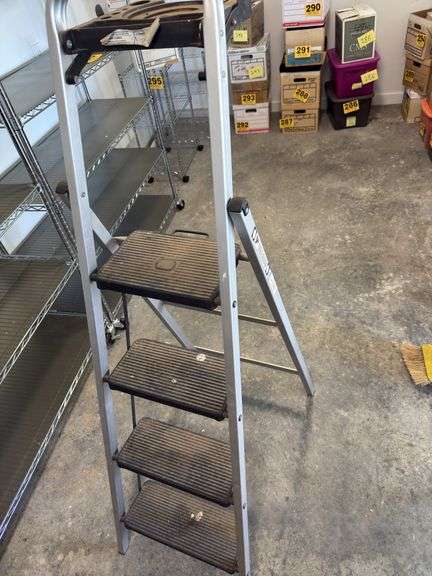 Step ladder 4ft - Gary Realty & Auction