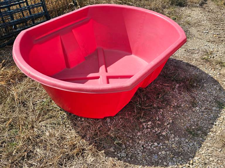 Red Loomix Stock Tank - Gavel Roads Online Auctions