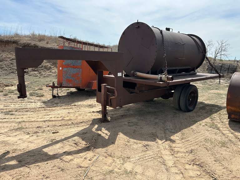 1000 Gallon Water Tank on Gooseneck Trailer - Gavel Roads Online Auctions