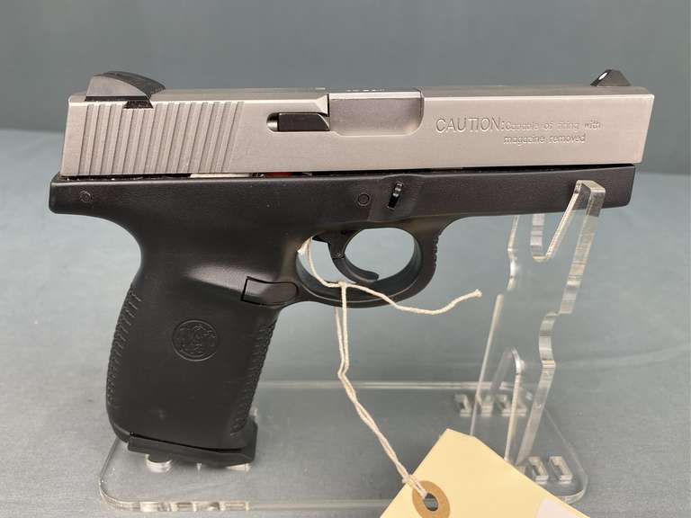 Smith & Wesson SW40V 40S&W Semi-Auto Pistol w/case #PAV5114 - Gavel ...