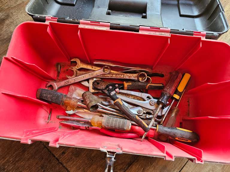 Tool Box w/Tools - Gavel Roads Online Auctions