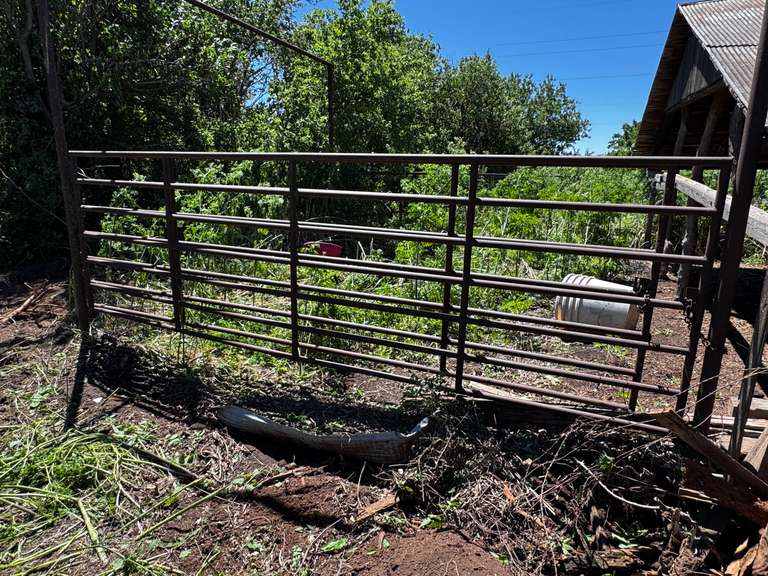 15.5' & 15.83" Swinging Gates - Gavel Roads Online Auctions