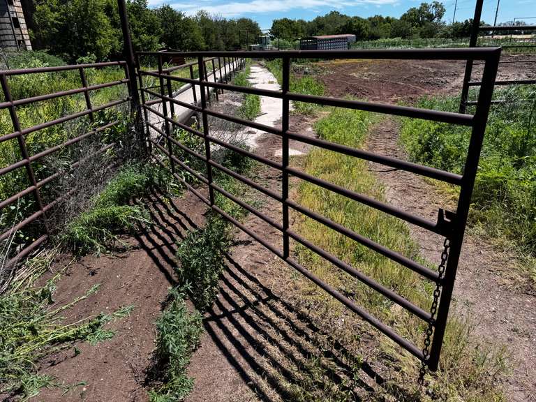 (2) 16' Swinging Gates - Gavel Roads Online Auctions