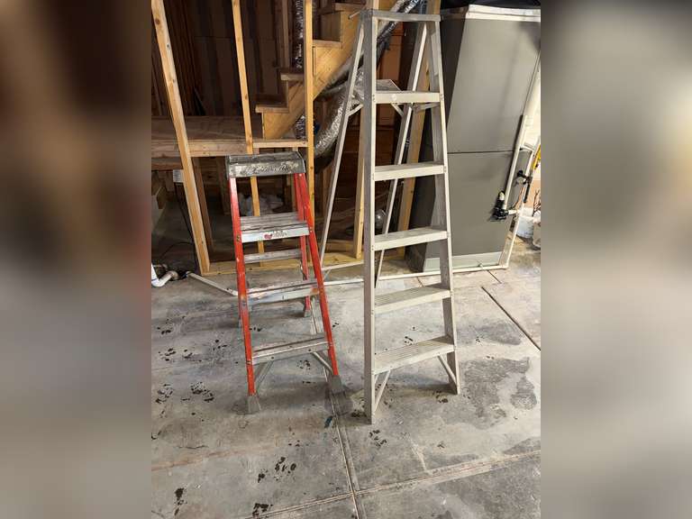 4' & 6' Step Ladders - Gavel Roads Online Auctions