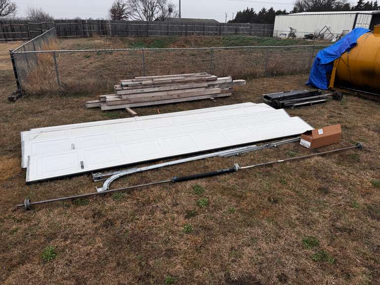 16' Windsor Garage Door Model 424 - Gavel Roads Online Auctions