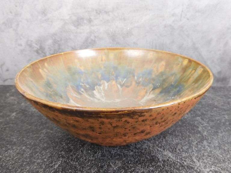 Beautiful Pottery Bowl - GC5 Auctions