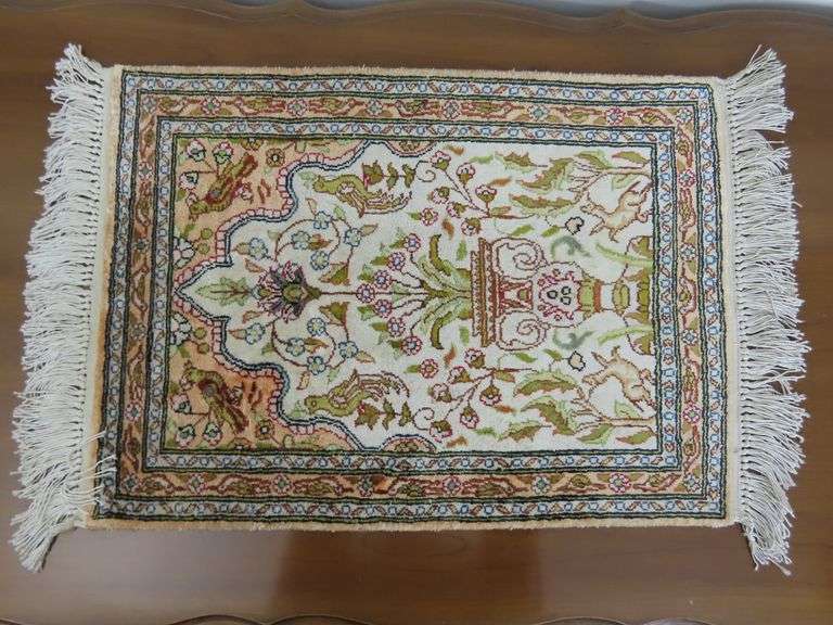 Stunning Small Rug - GC5 Auctions