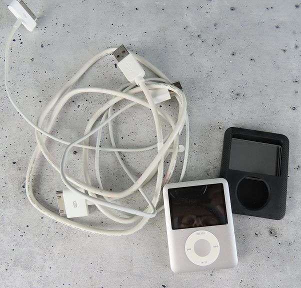 4gb Apple iPod with Case and Charging Cords - GC5 Auctions