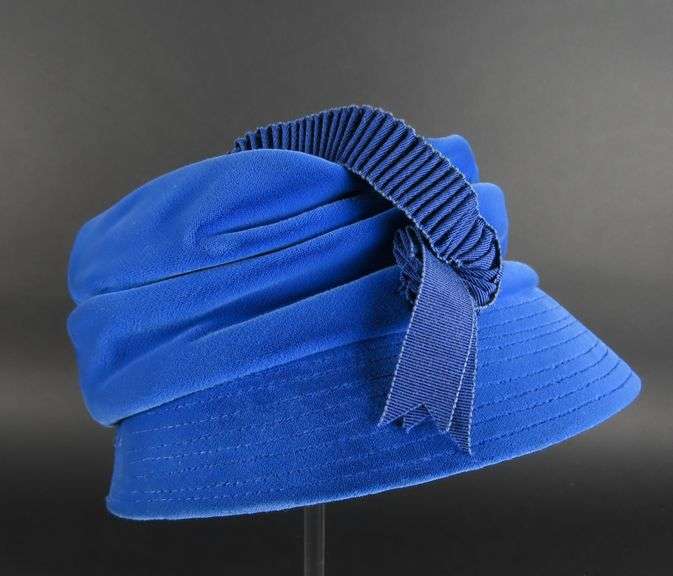Vintage Ladies Blue Velvet Hat - GC5 Auctions