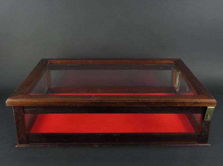 Vintage Display Box with Hinged Lid - GC5 Auctions