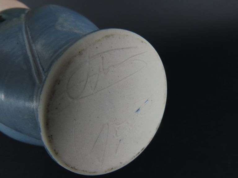 Beautiful Signed Pottery Vase - GC5 Auctions