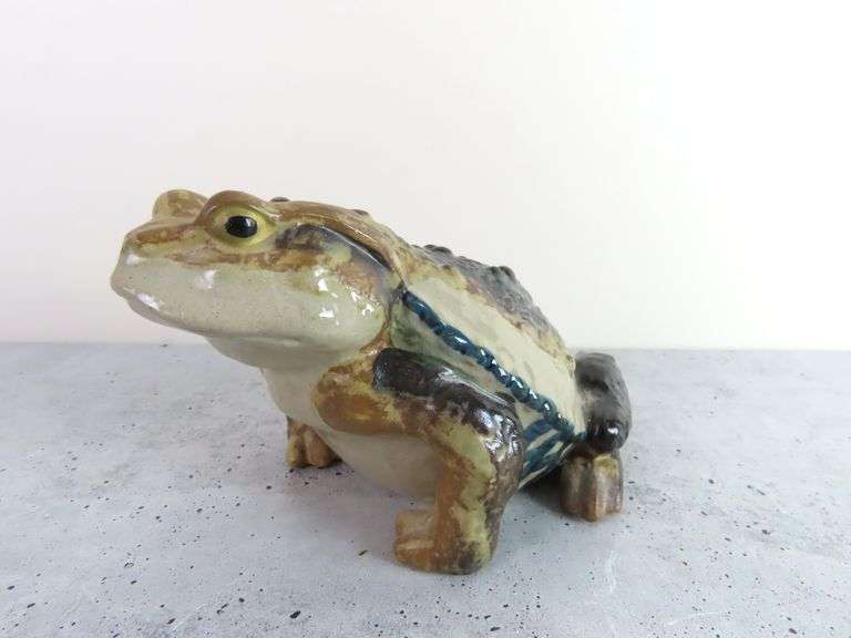 Cute Ceramic Frog Figure - GC5 Auctions