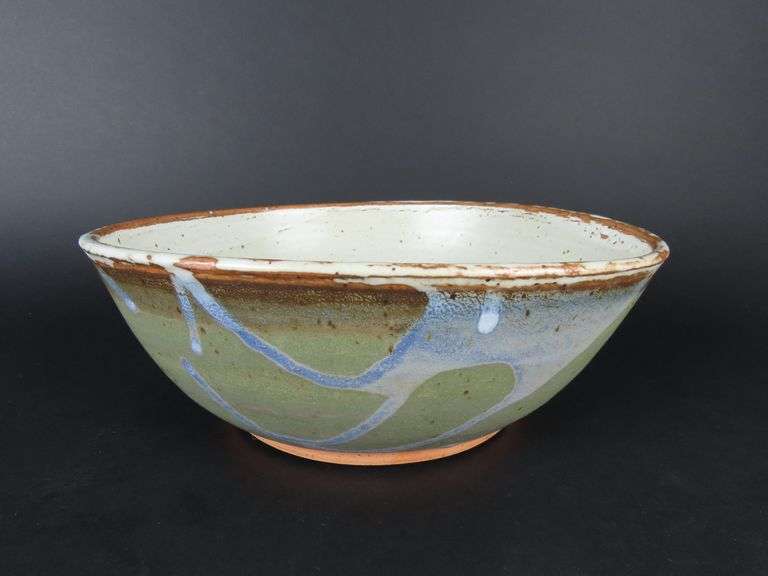 Beautiful Signed Pottery Bowl - GC5 Auctions