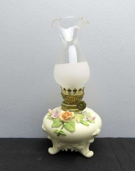 Vintage Lefton "Antique Ivory" Oil Lamp with Chimney - GC5 Auctions