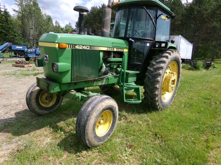 John Deere 4240 - Gregg Auctions