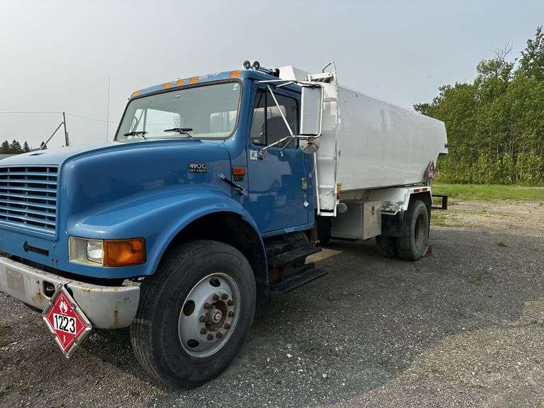 1999 INTERNATIONAL 4900- 3000gal tanker - Gregg Auctions