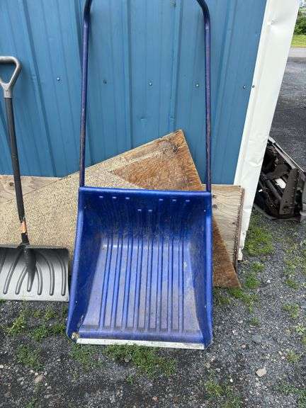 Snow scoop - Gregg Auctions