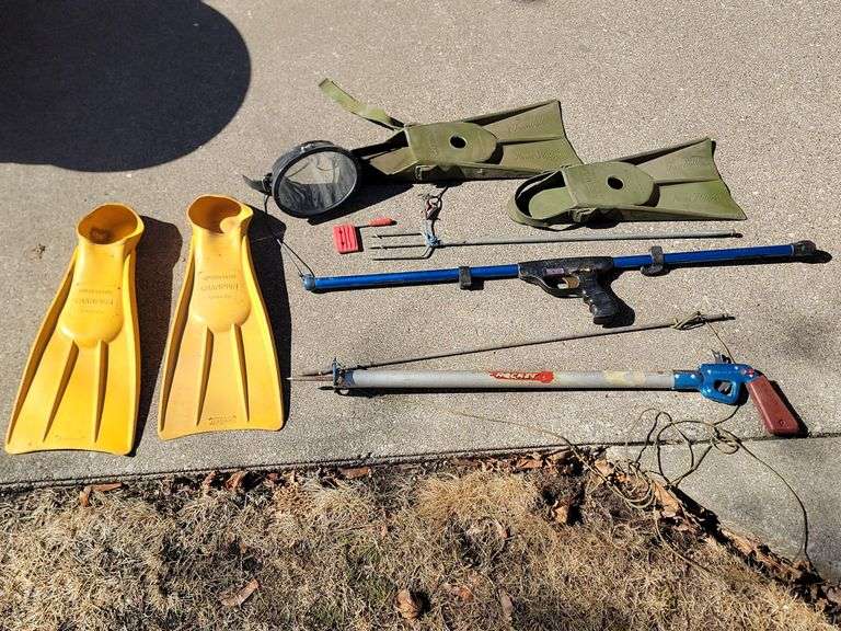 Vintage SCUBA & SPEAR GUNS Gear. Name Brands shown in photos. Blue one ...