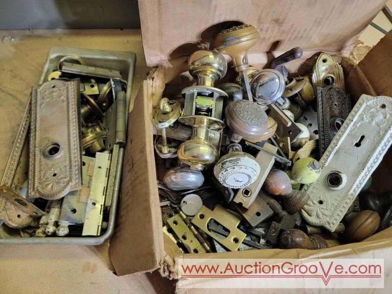 Old Door Knobs and Hardware. Bb - AuctionGrooVe.com 608-792-2437