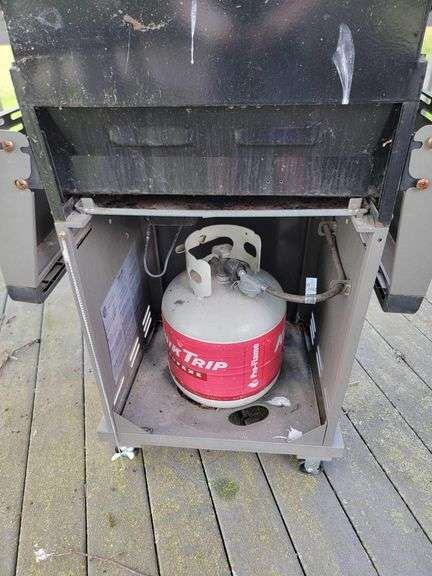 Dyna-Glo Propane Grill. 20.5 x 27.5 x 44. Each Folding arm is 13" long ...