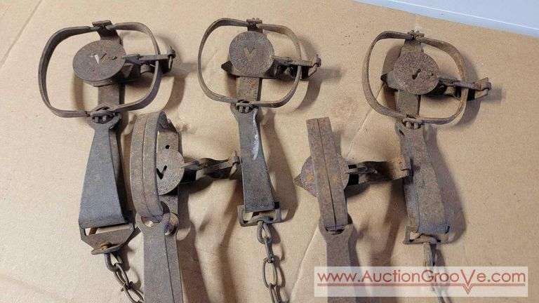 5 - Antique VICTOR Foot Traps. 4 are #0, and 1 is #1. GE1 ...