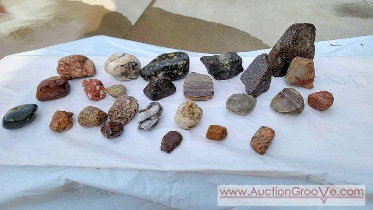 Assortment of larger Specimens with several having been cut. Photos ...