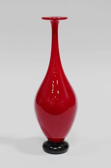 DONALD CARLSON RUBY RED ART GLASS VASE - Hodgins Halls Auction Group