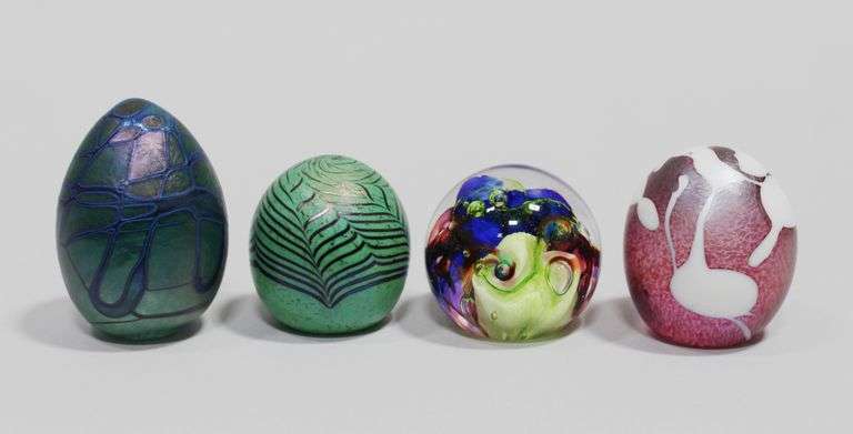 ROBERT HELD ART GLASS PAPERWEIGHT GROUP (4) - Hodgins Halls Auction Group