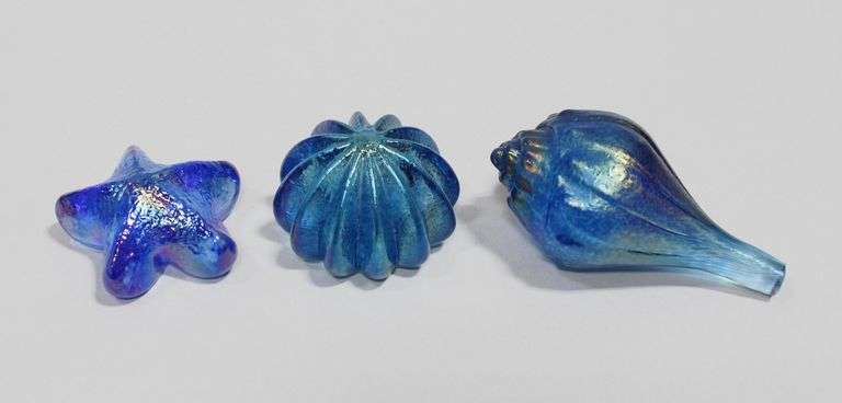 ROBERT HELD ART GLASS SEASHELL GROUP (3) - Hodgins Halls Auction Group