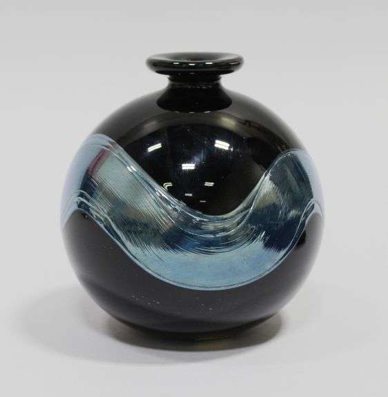 ROBERT HELD ART GLASS VASE - Hodgins Halls Auction Group