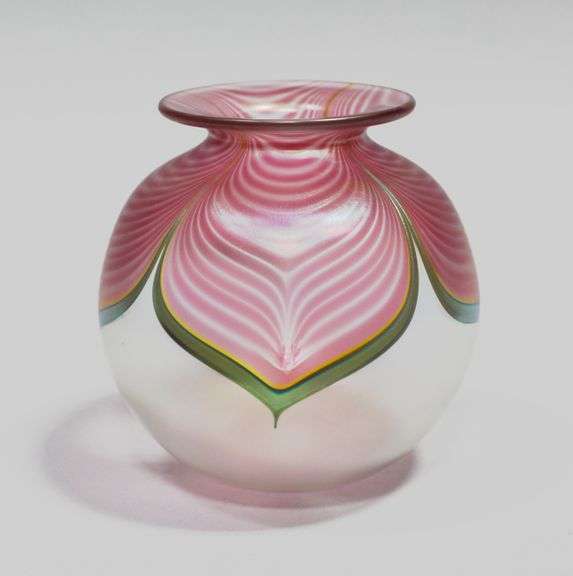 STUART ABELMAN ART GLASS VASE - Hodgins Halls Auction Group