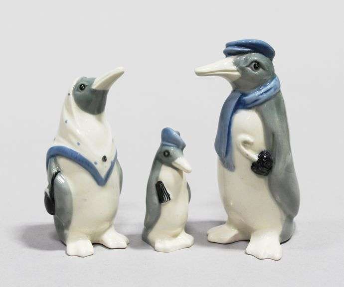 WADE PORCELAIN PENGUIN FIGURINES (3) - Hodgins Halls Auction Group