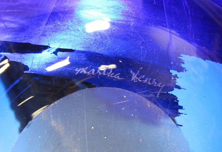 MARTHA HENRY ART GLASS BOWL - Hodgins Halls Auction Group