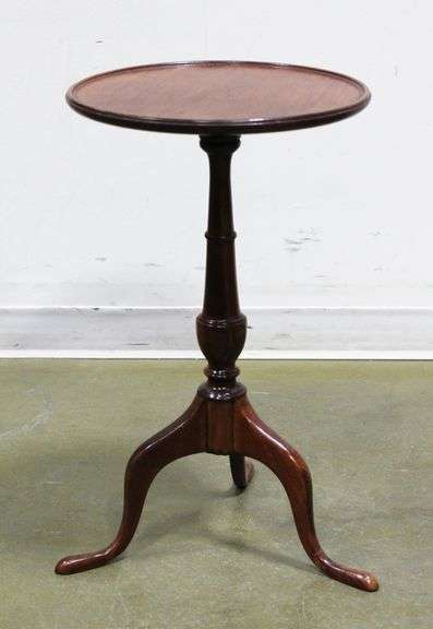 TRI-LEG PEDESTAL TABLE - Hodgins Halls Auction Group