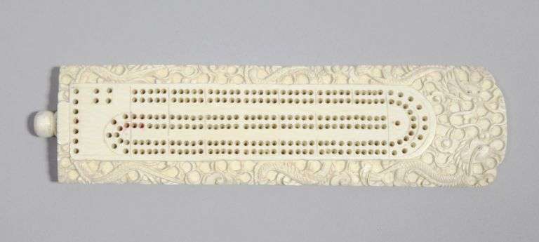 IVORY CARVED CRIBBAGE BOARD - Hodgins Halls Auction Group