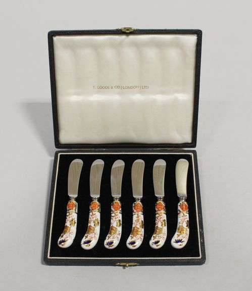 ROYAL CROWN DERBY CASED BUTTER KNIFE SET - Hodgins Halls Auction Group