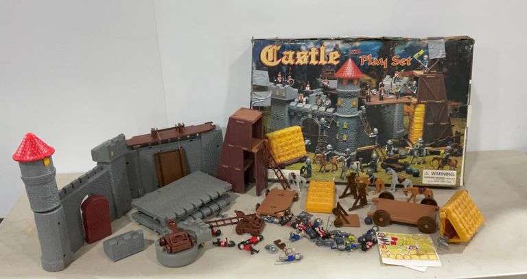 Castle play set with original box . Unsure if complete - Hash Auctions
