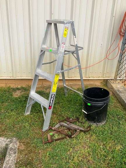 Aluminum 4ft Step ladder, and 4clamps with the bucket - Hash Auctions