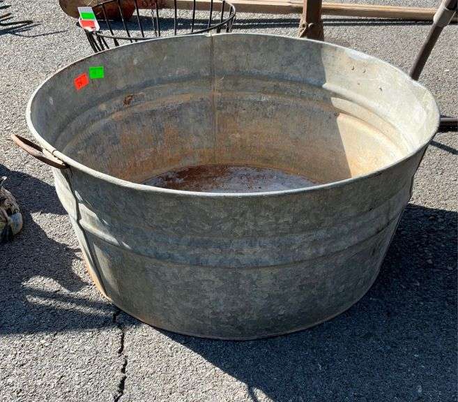 Galvanized tub 24”dia, rust in the bottom - Hash Auctions