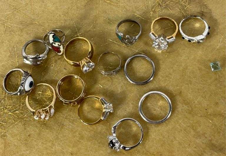Costume jewelry lot of 14 rings - Hash Auctions