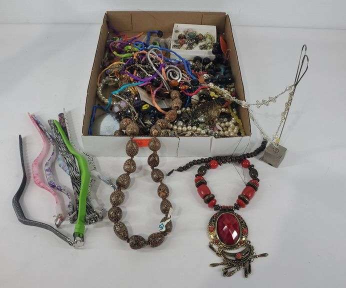 Costume jewelry necklaces, step tracker bands, etc. - Hash Auctions