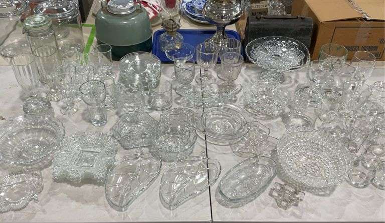 Three boxes: Group of clear glass - Hash Auctions