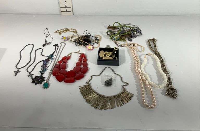 Costume jewelry, includes necklaces and earrings - Hash Auctions