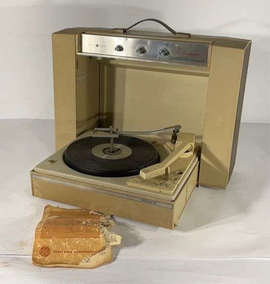 GE Mustang 2 portable record player, powers on - Hash Auctions