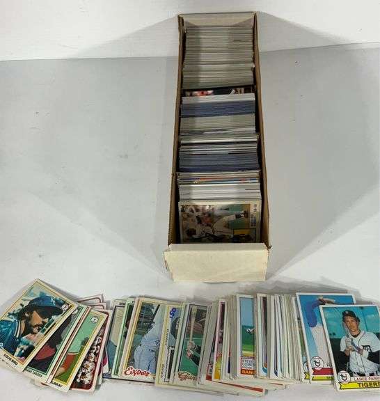Baseball card lot. 1970’s and 1980’s mostly some modern - Hash Auctions