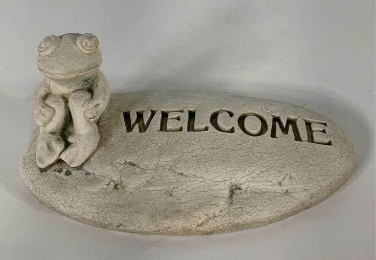 Welcome garden stone with a frog seated. - Hash Auctions
