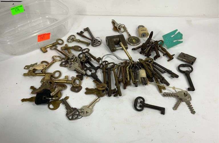 Container of various keys and locks - Hash Auctions
