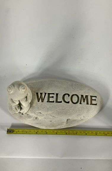 Welcome garden stone with a frog seated. - Hash Auctions