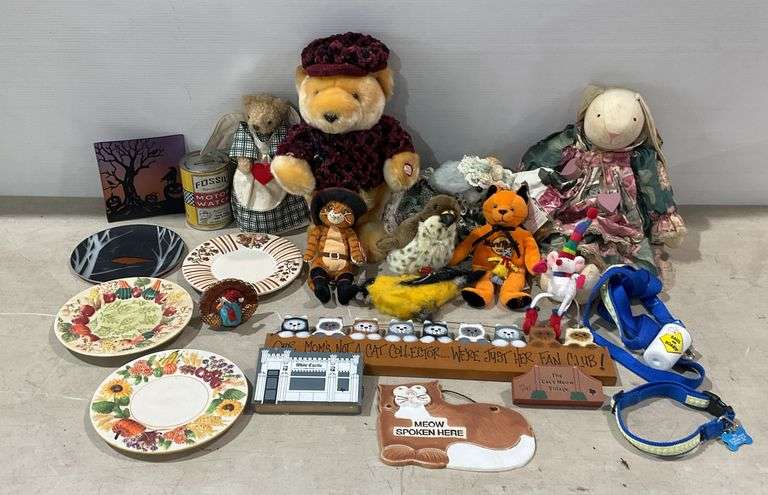 Group of cat decor, autumn plates, dog leash and more - Hash Auctions