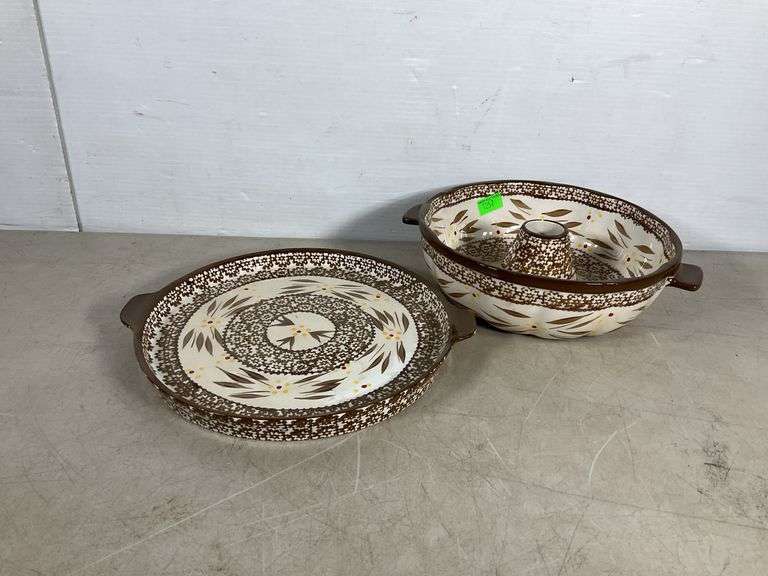 Temptations pottery platter and bundt pan - Hash Auctions